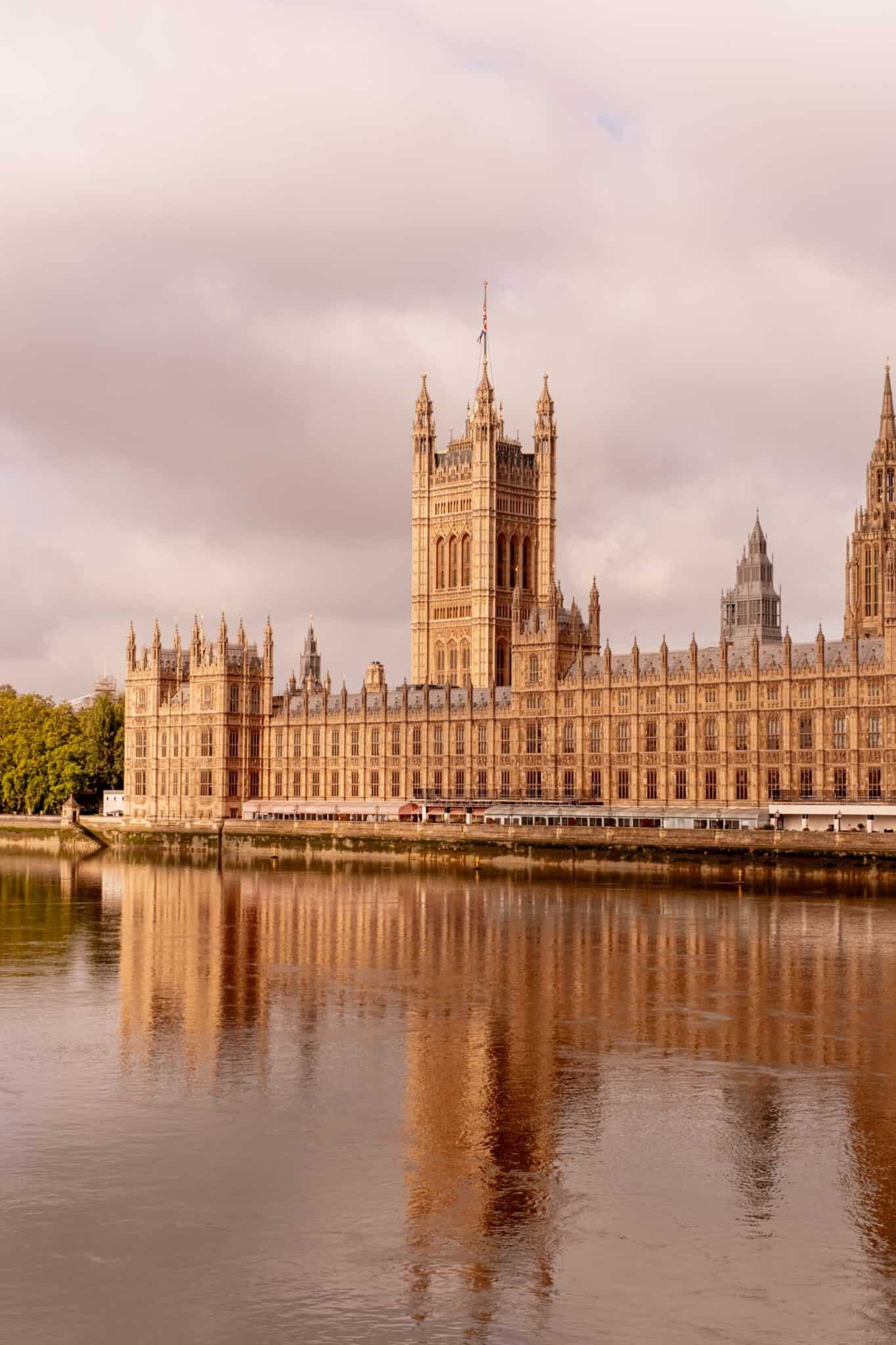 Top 18 London Landmarks & Famous Places To Visit Once