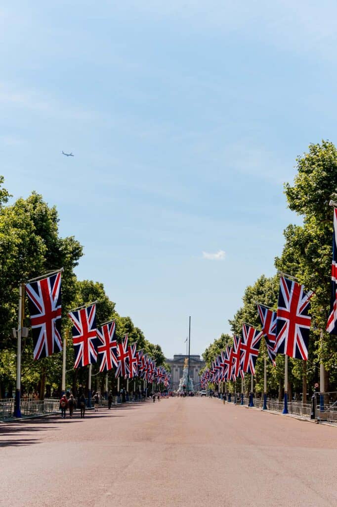 15 Things To Do Near Victoria Station London | Galleries, Parks & More