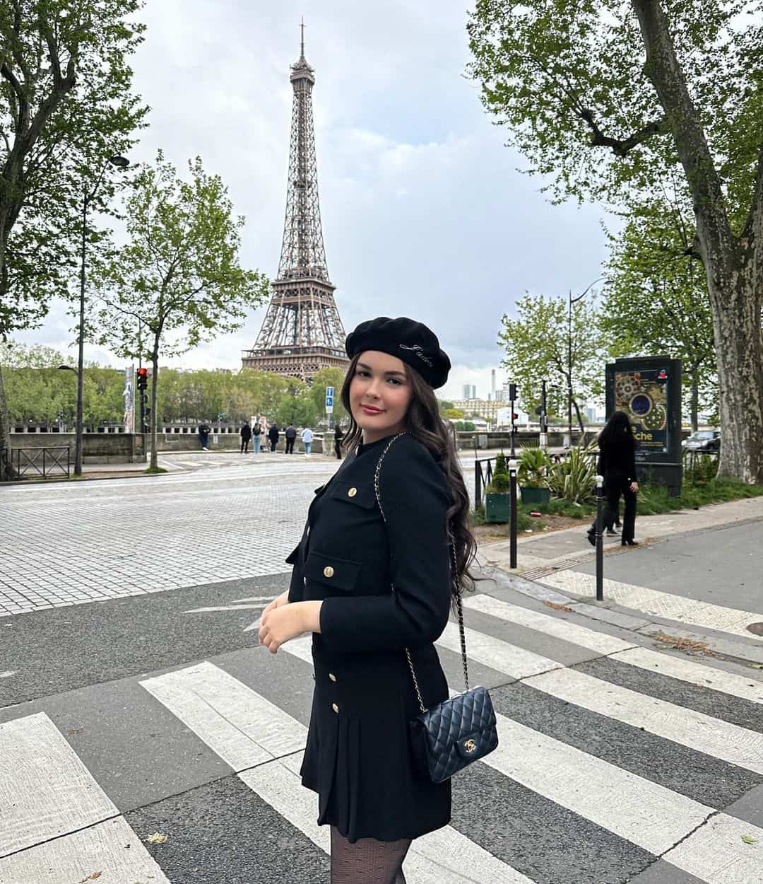 19 Elegant Parisian Outfits For Winter 2025