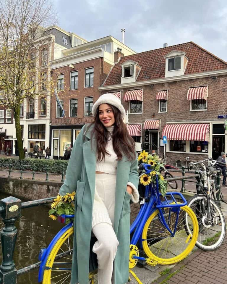 19 Europe Christmas Outfits - Chic, Classy & Comfy