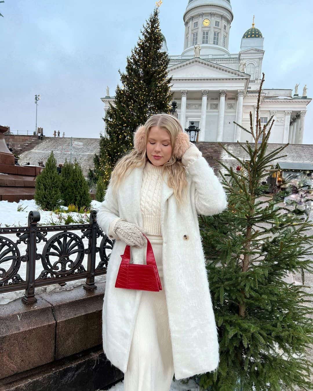 19 Europe Christmas Outfits - Chic, Classy & Comfy