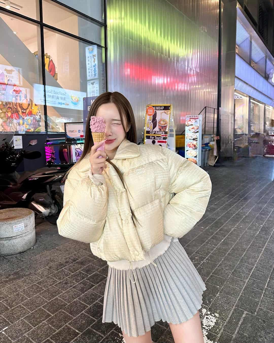 15 Winter Asian Outfits—Cute, Cozy & Aesthetic For Women