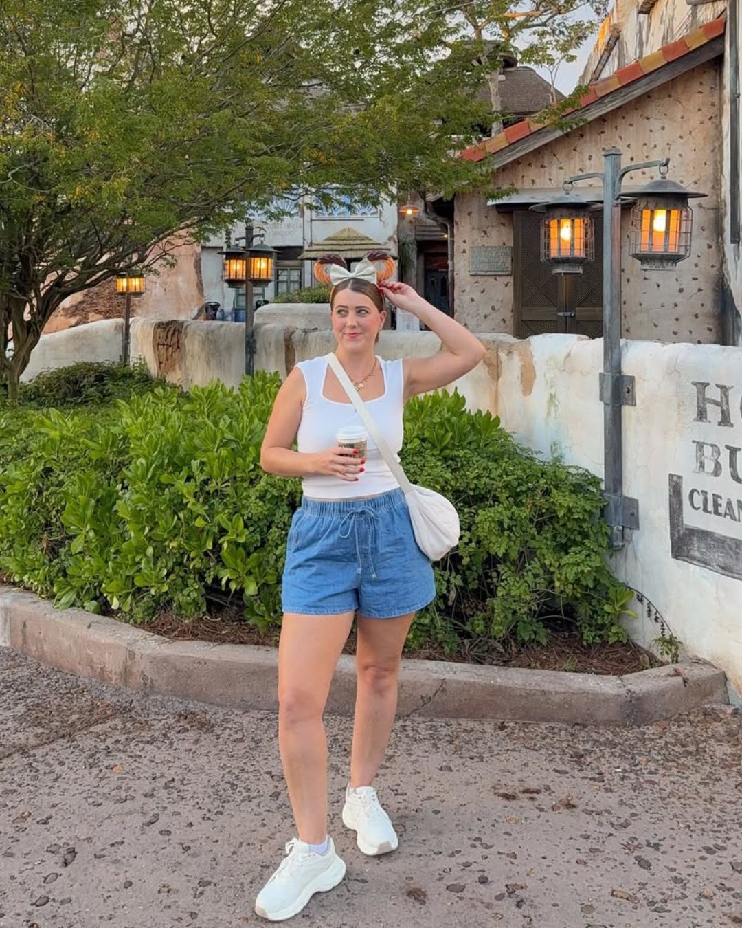 15 Spring Mom Outfits That Are Both Cute And Comfortable