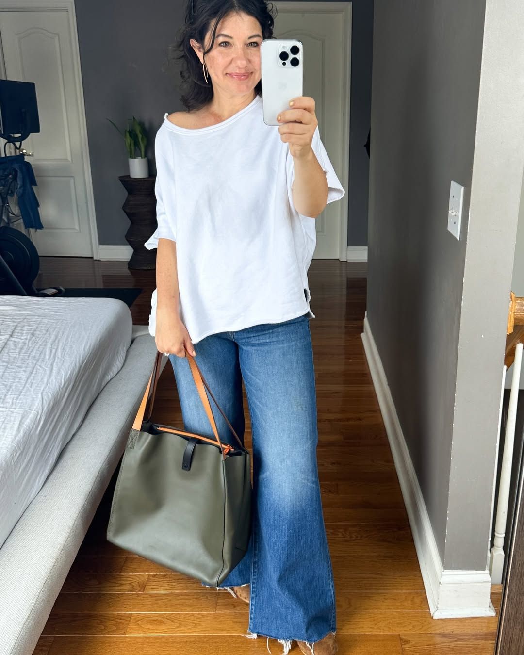 15 Spring Mom Outfits That Are Both Cute And Comfortable